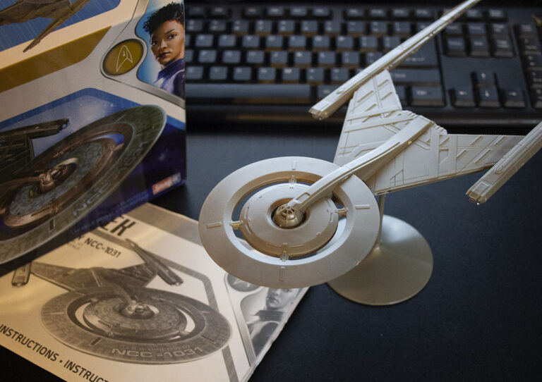 Polar Lights Star Trek Discovery Model | The Captains Chair